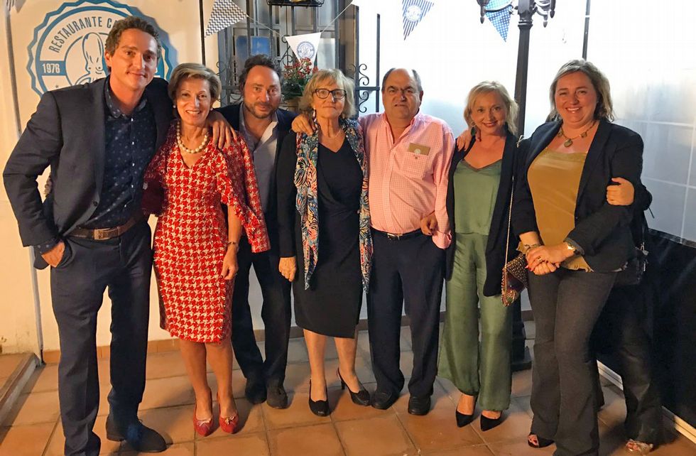 Cambados cumple 40 años ofreciendo mariscadas en Sevilla